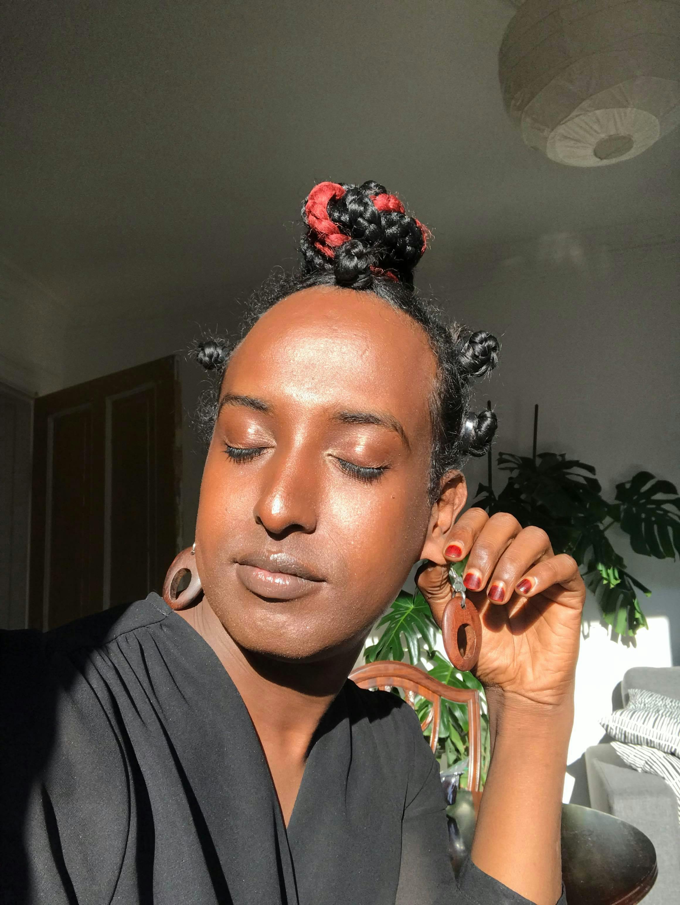 Moeisha er sort, muslimsk transkvinde og flygtning | femina