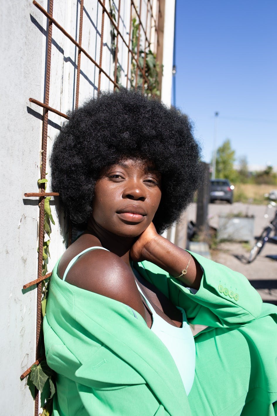 Jeg cykler gennem byen, da en mand får øje på mig og råber det ord, der ...