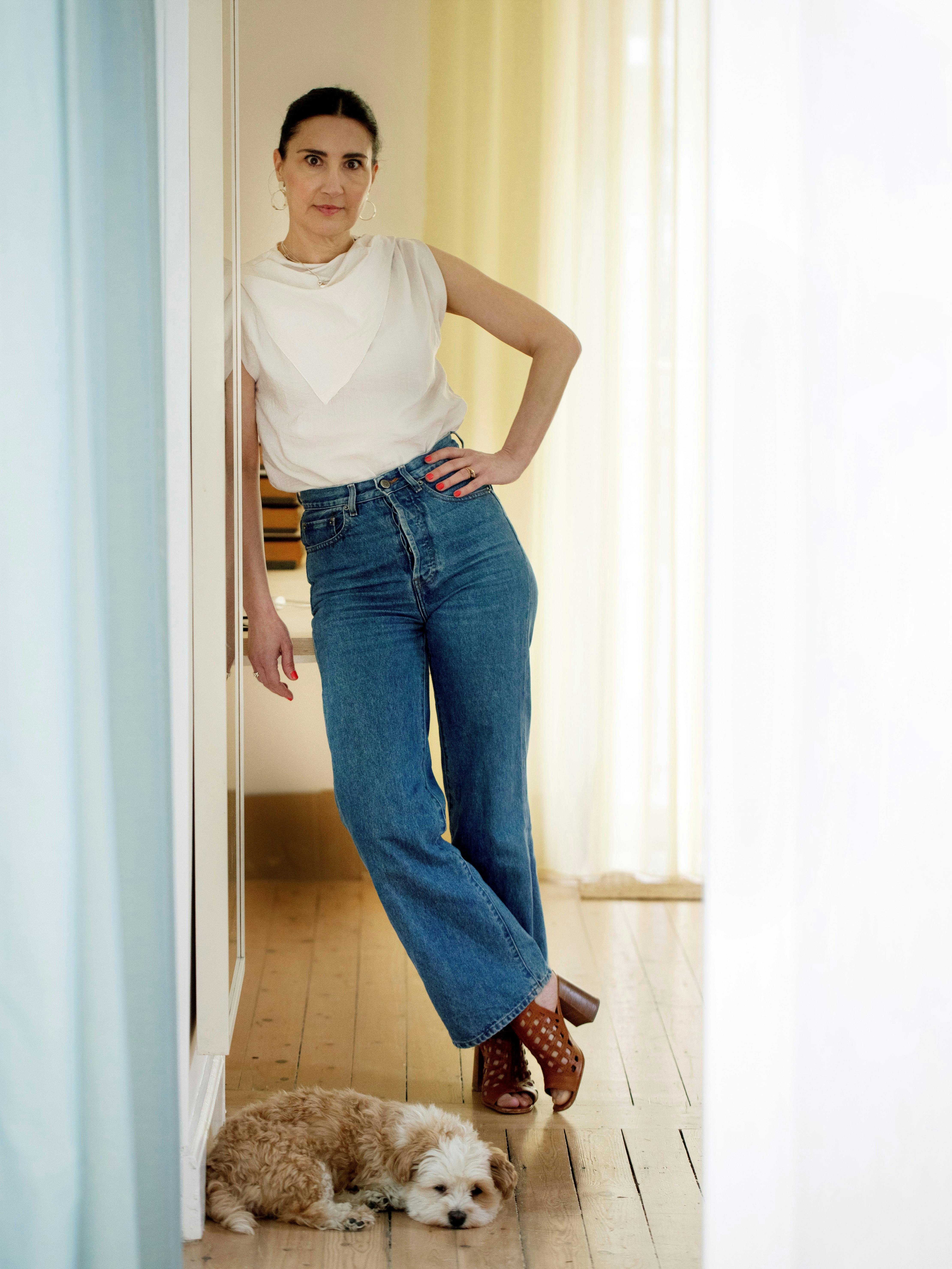 De fandt et dødt spædbarn oven på et skab i Camillas naboejendom. Så ...