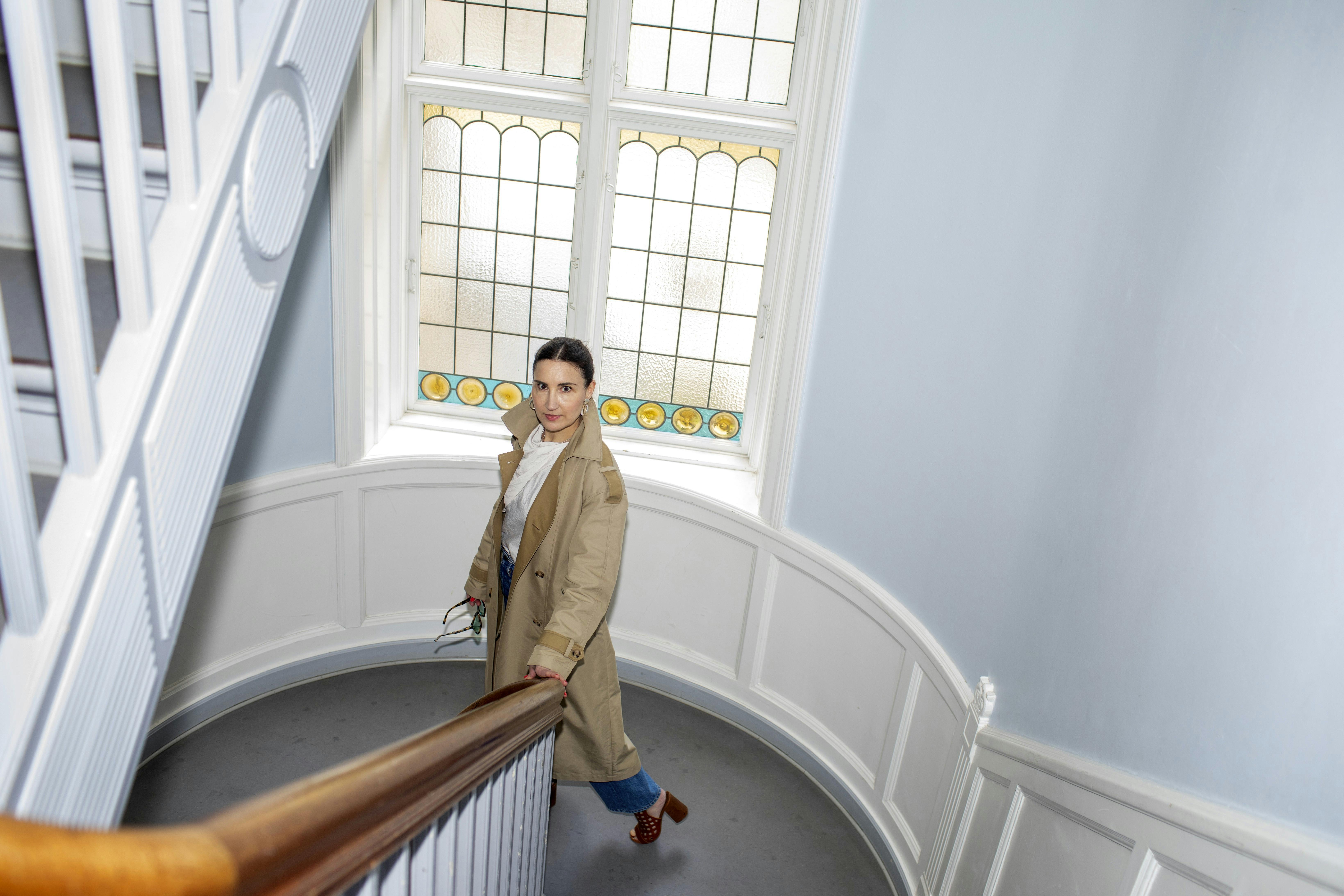 De fandt et dødt spædbarn oven på et skab i Camillas naboejendom. Så ...