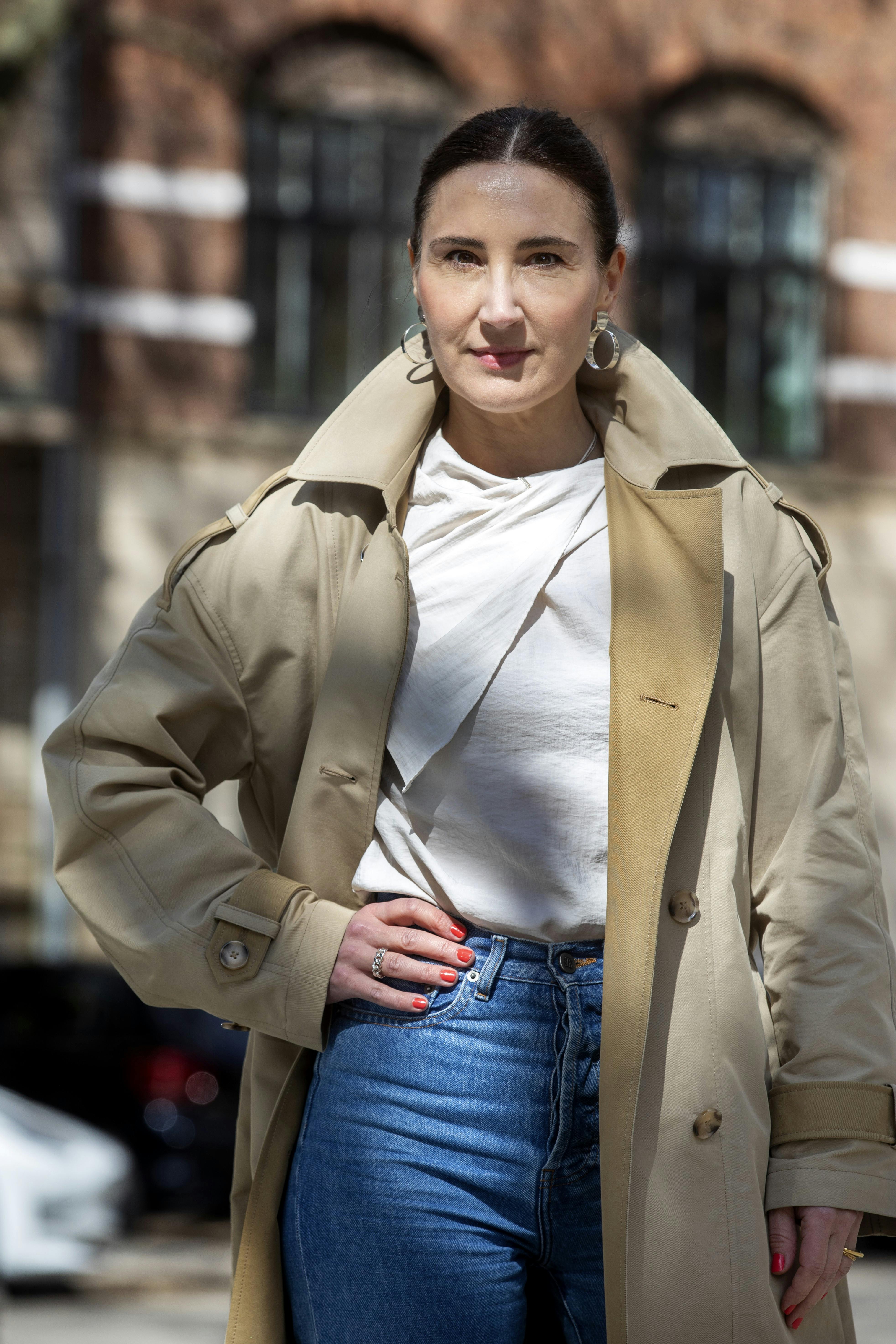 De fandt et dødt spædbarn oven på et skab i Camillas naboejendom. Så ...