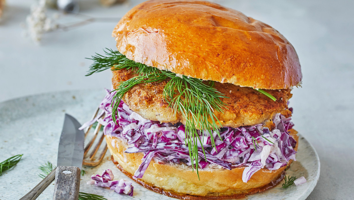 Fiskeburger med rødkålsslaw | Femina